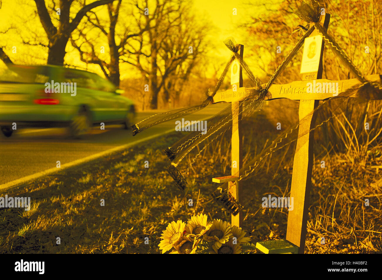 Am Straßenrand, hölzerne Kreuze, Tod, Unfall, Verkehrsunfall ...
