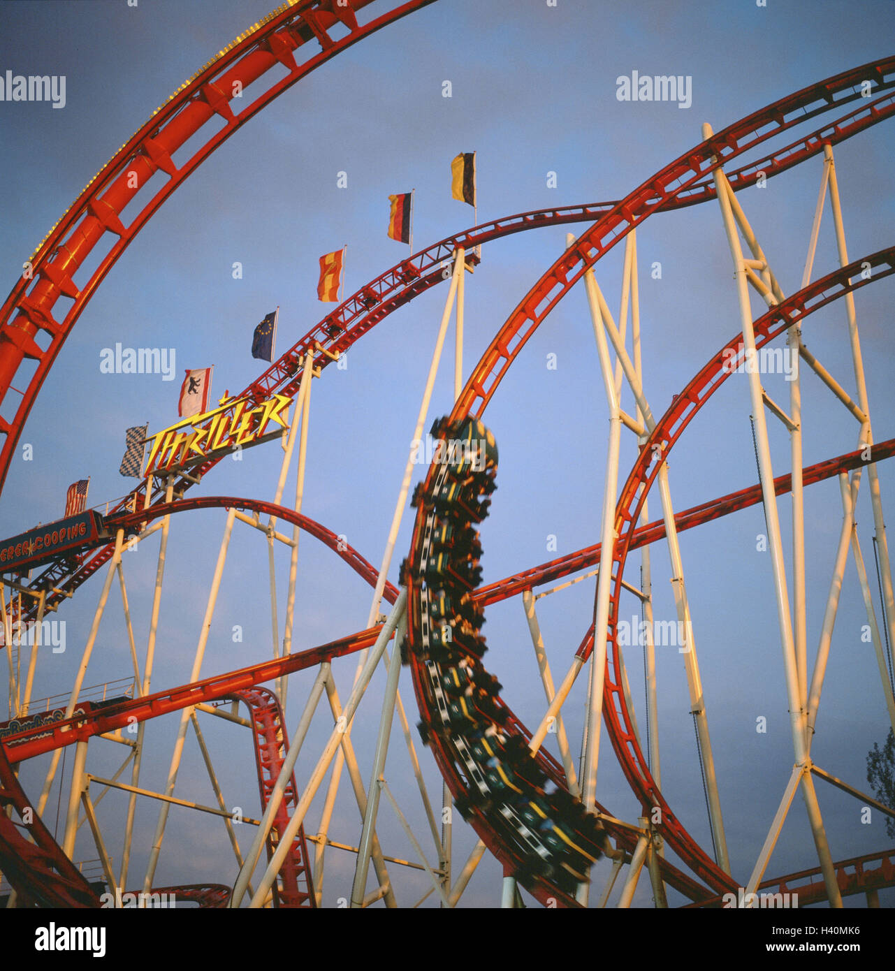 Achterbahn looping -Fotos und -Bildmaterial in hoher Auflösung – Alamy