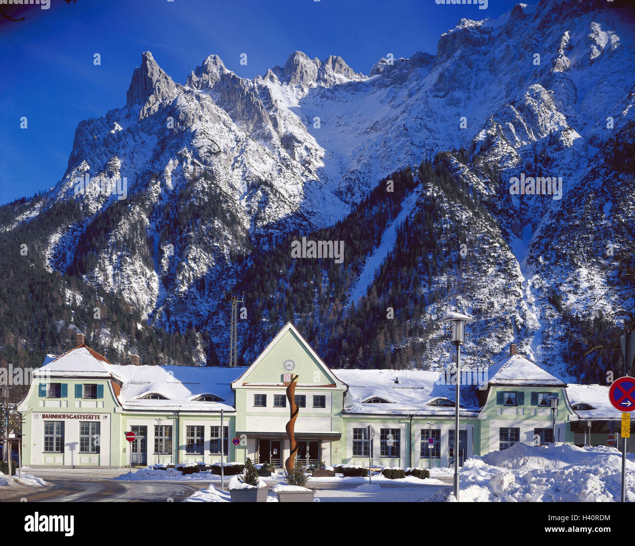 Deutschland, Oberbayern, Mittenwald, Bahnhof, Karwendel, winter, Bayern ...