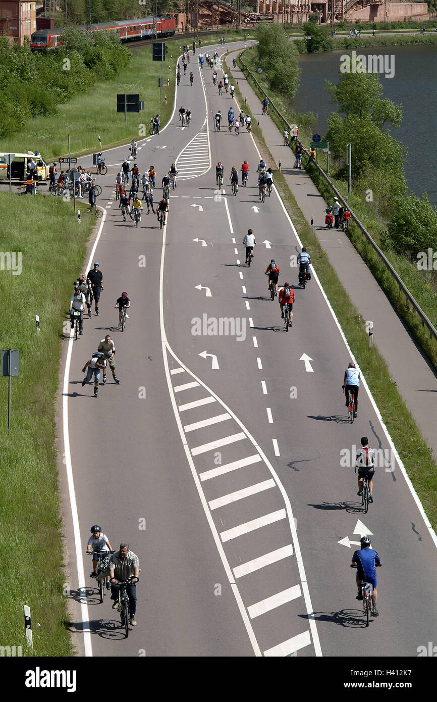 Deutschland, Saartal, Straße, Radfahrer, Ansicht von oben ...