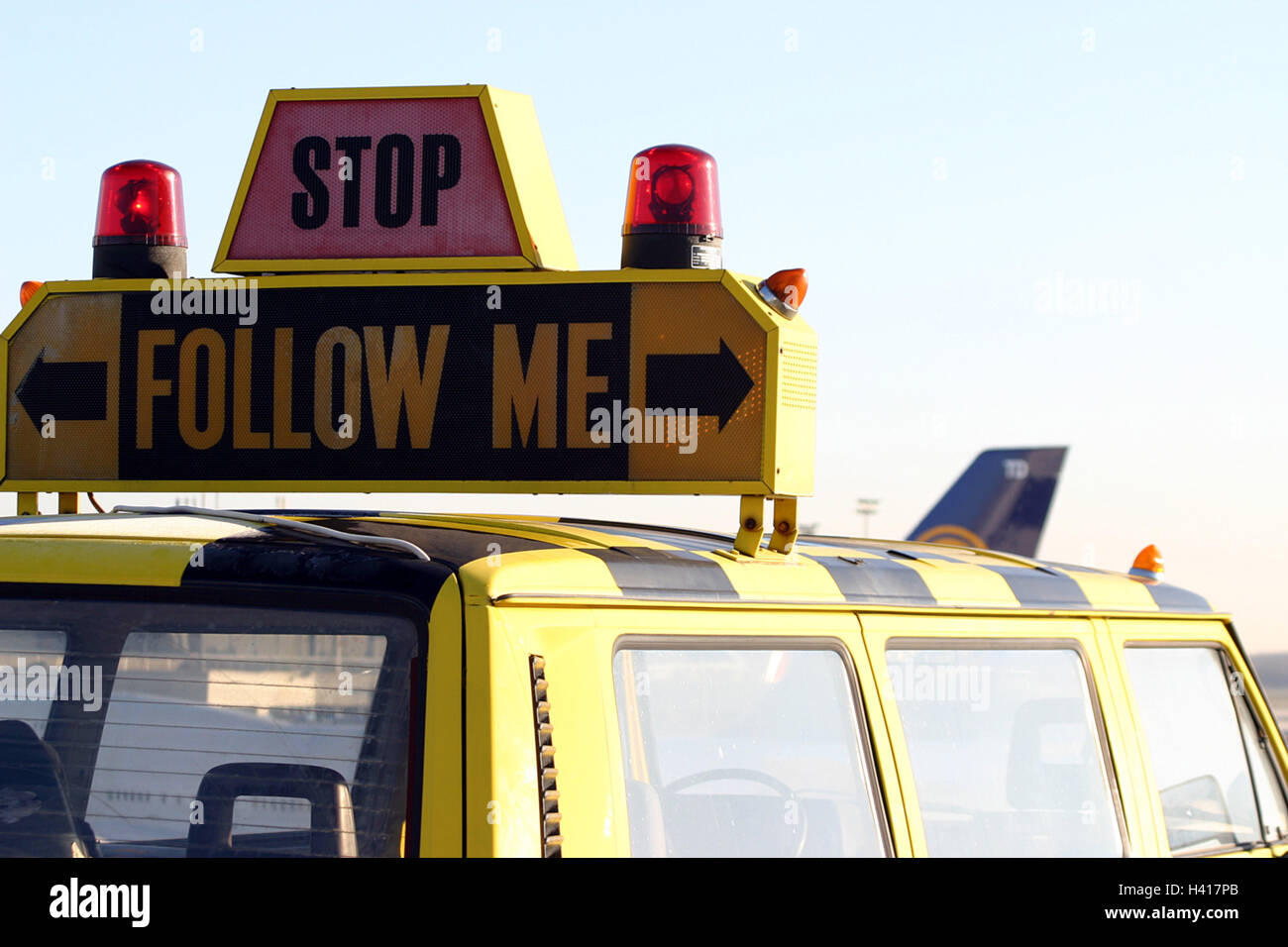 Follow Me Fahrzeug Stockfotos und -bilder Kaufen - Alamy