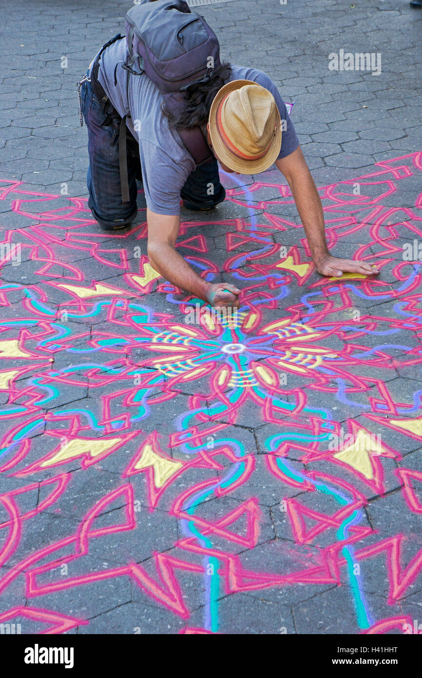 Oktober 2016, Joe Mangrum malen mit Sand im Union Square Park in ...
