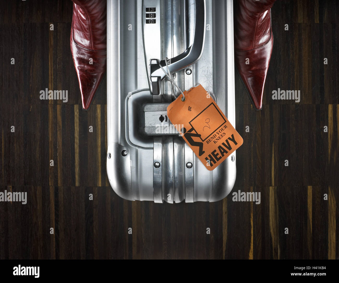 Aluminium Koffer, Detail, Warnschild, "Schwer", Venus-Schuh von oben ...