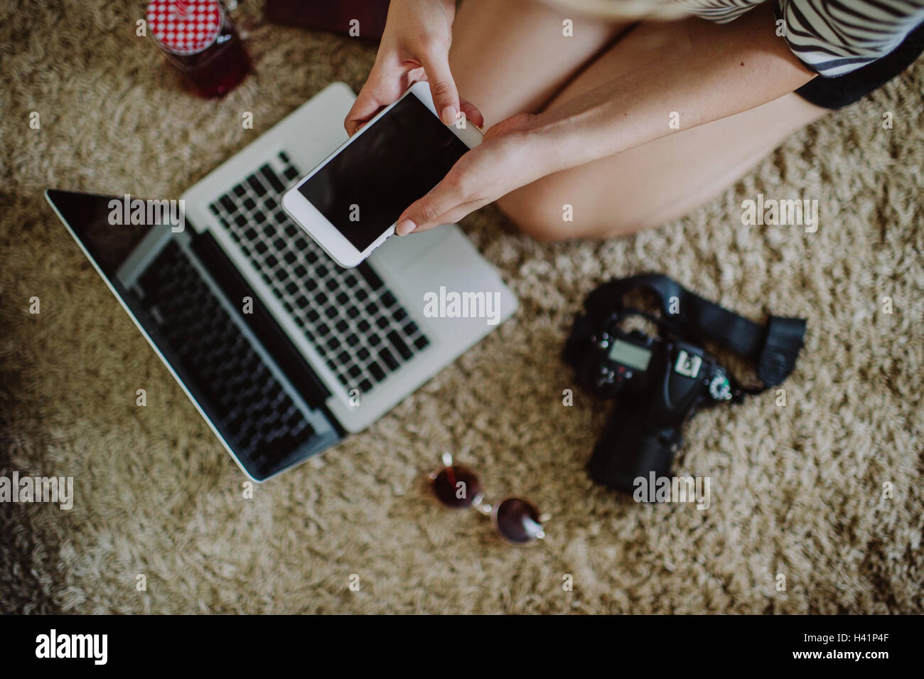 Kneeling on floor -Fotos und -Bildmaterial in hoher Auflösung – Alamy