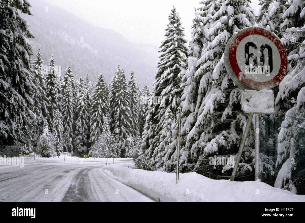 Winterlandschaft, Straße, schneebedeckte Straße, Tempolimit, 60 km/h ...