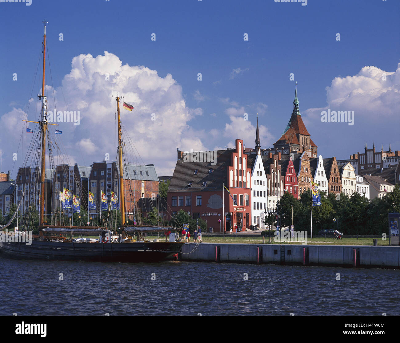 Deutschland, Mecklenburg-Vorpommern, Rostock, Blick auf die Stadt ...