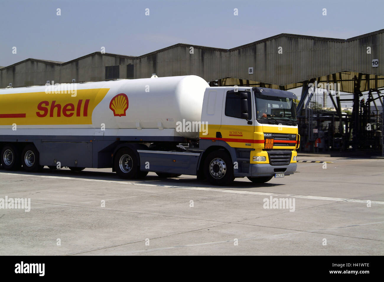 Deutschland, Hessen, Haus Flörs, Shell-groß-Tanklager, LKW ...