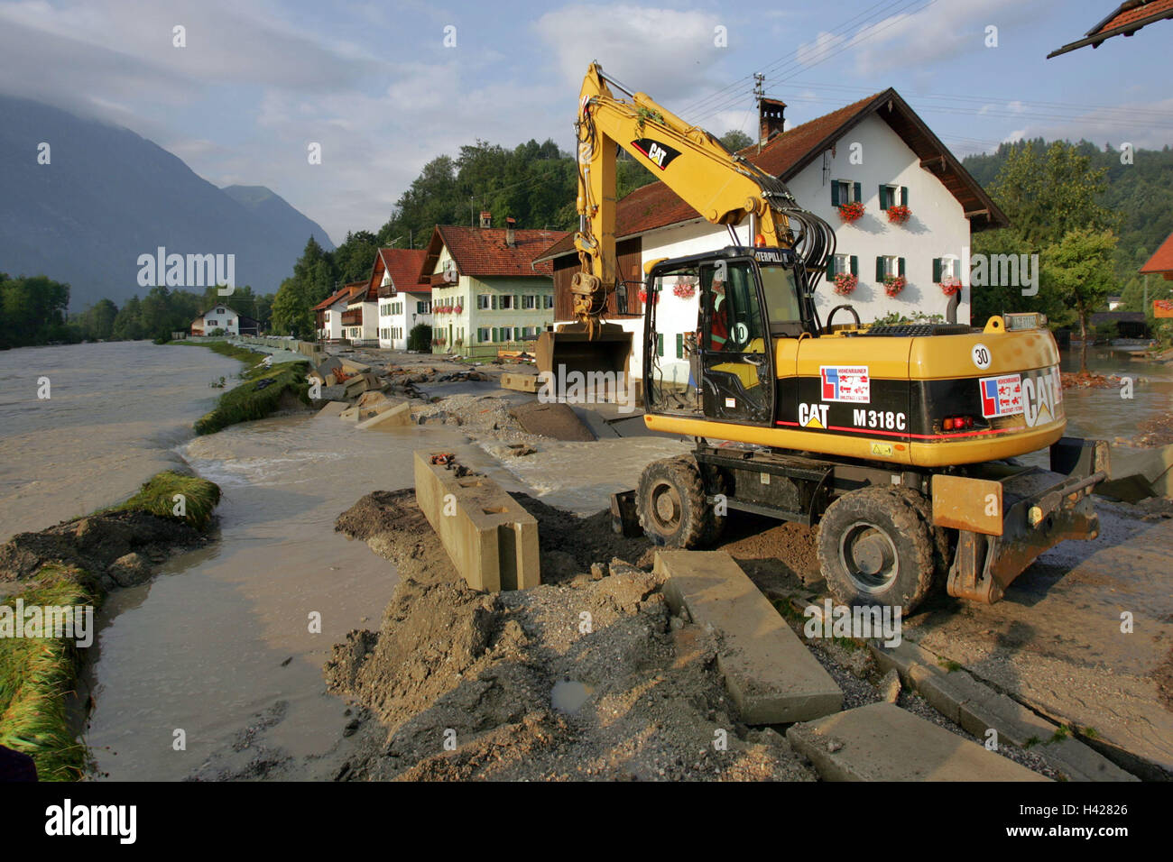 Deutschland, Bayern, Eschenlohe, Fluss Loisach, Hochwasser, Skyline, Bagger, Aufräumarbeiten ...
