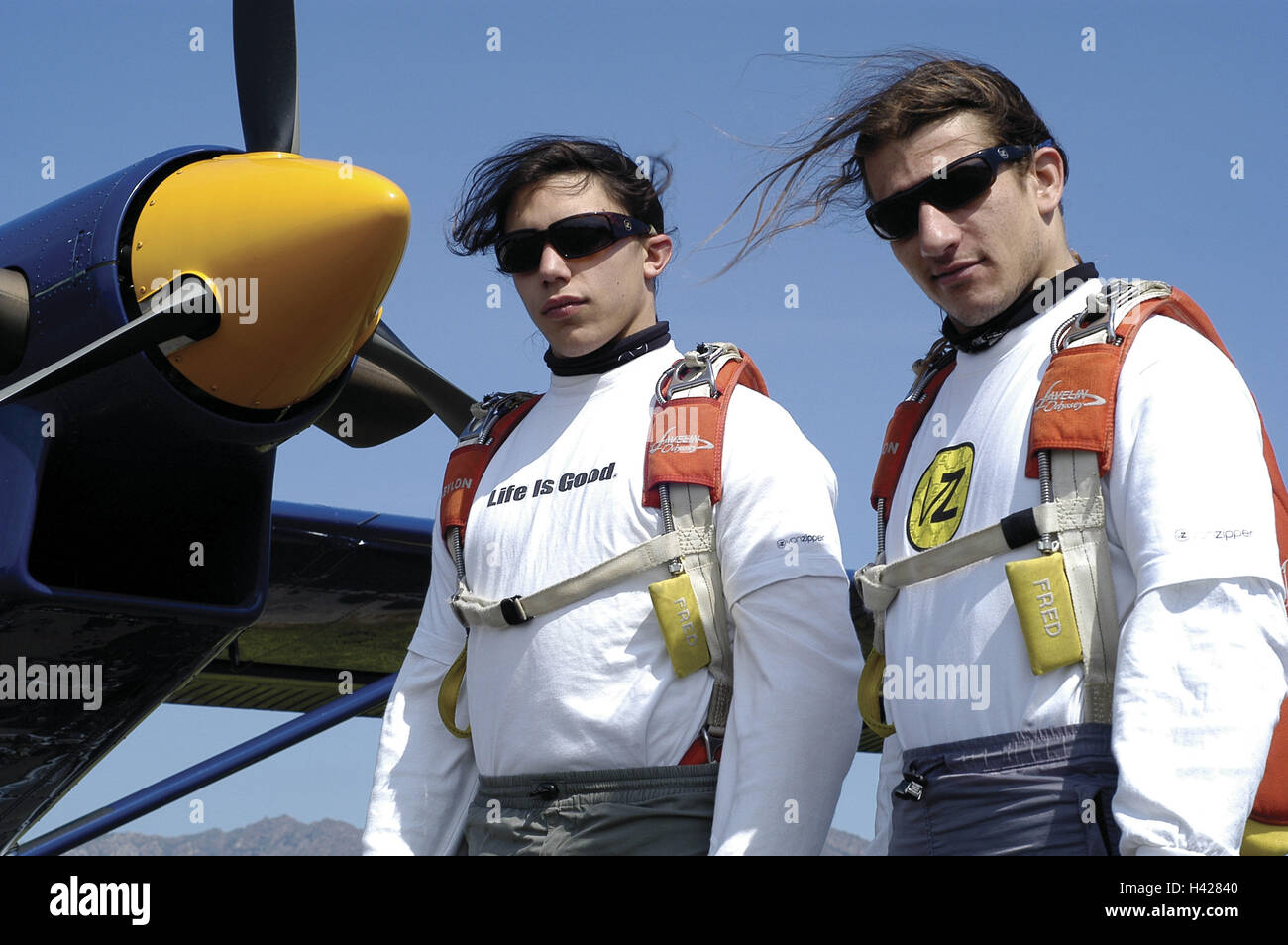 Flugzeug "Pilatus Porter', Skysurfers,, Sonnenbrillen, Halbporträt ...