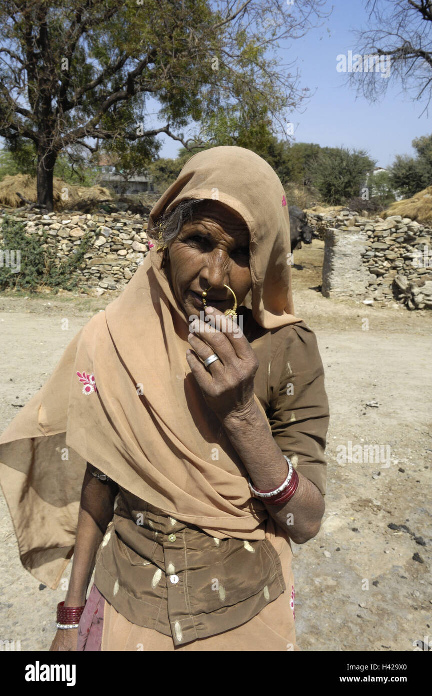 Frau mit nasenring -Fotos und -Bildmaterial in hoher Auflösung – Alamy