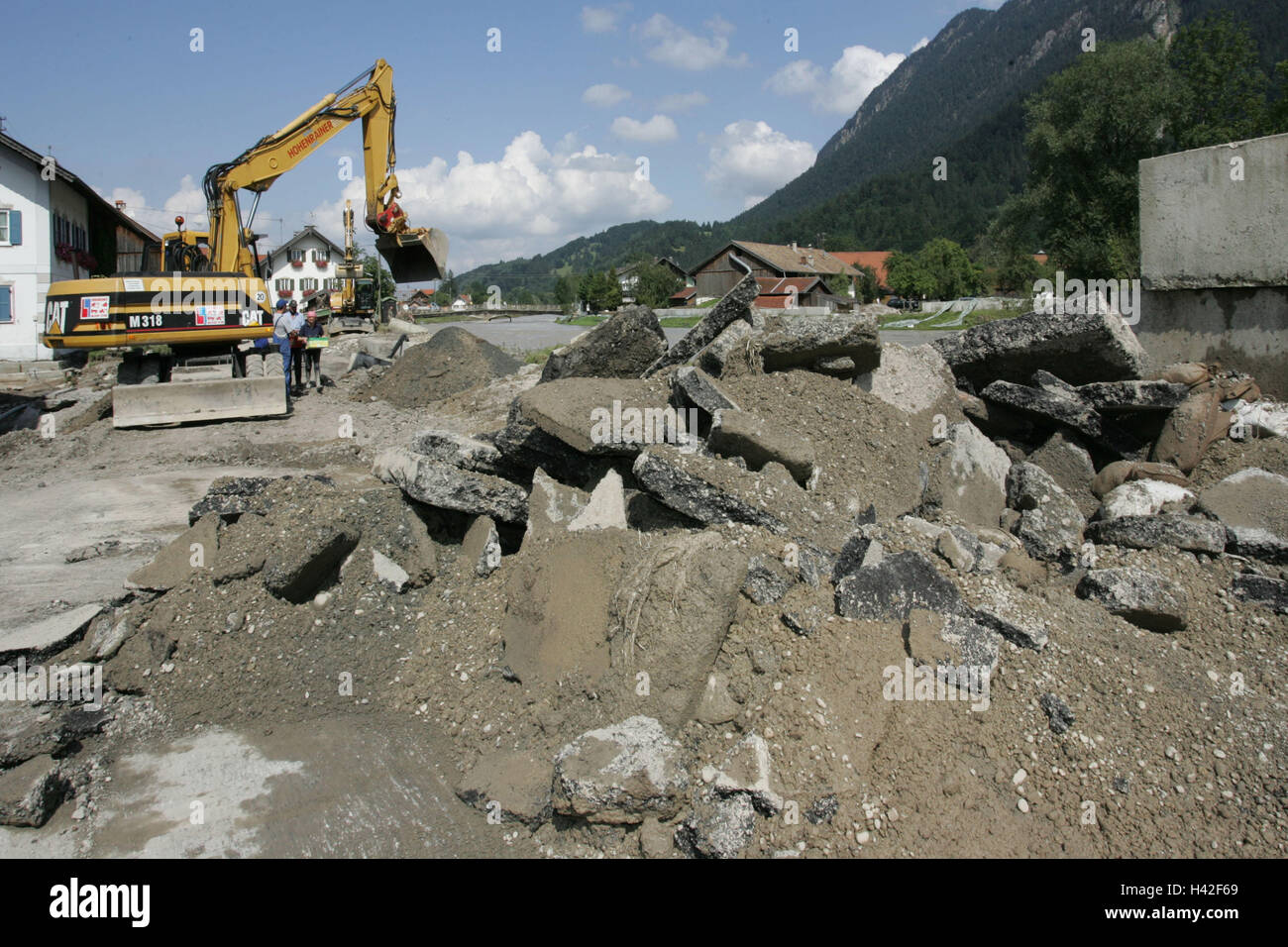 Deutschland, Bayern, Eschenlohe, Fluss Loisach, Hochwasser, Skyline, Bagger, Aufräumarbeiten ...