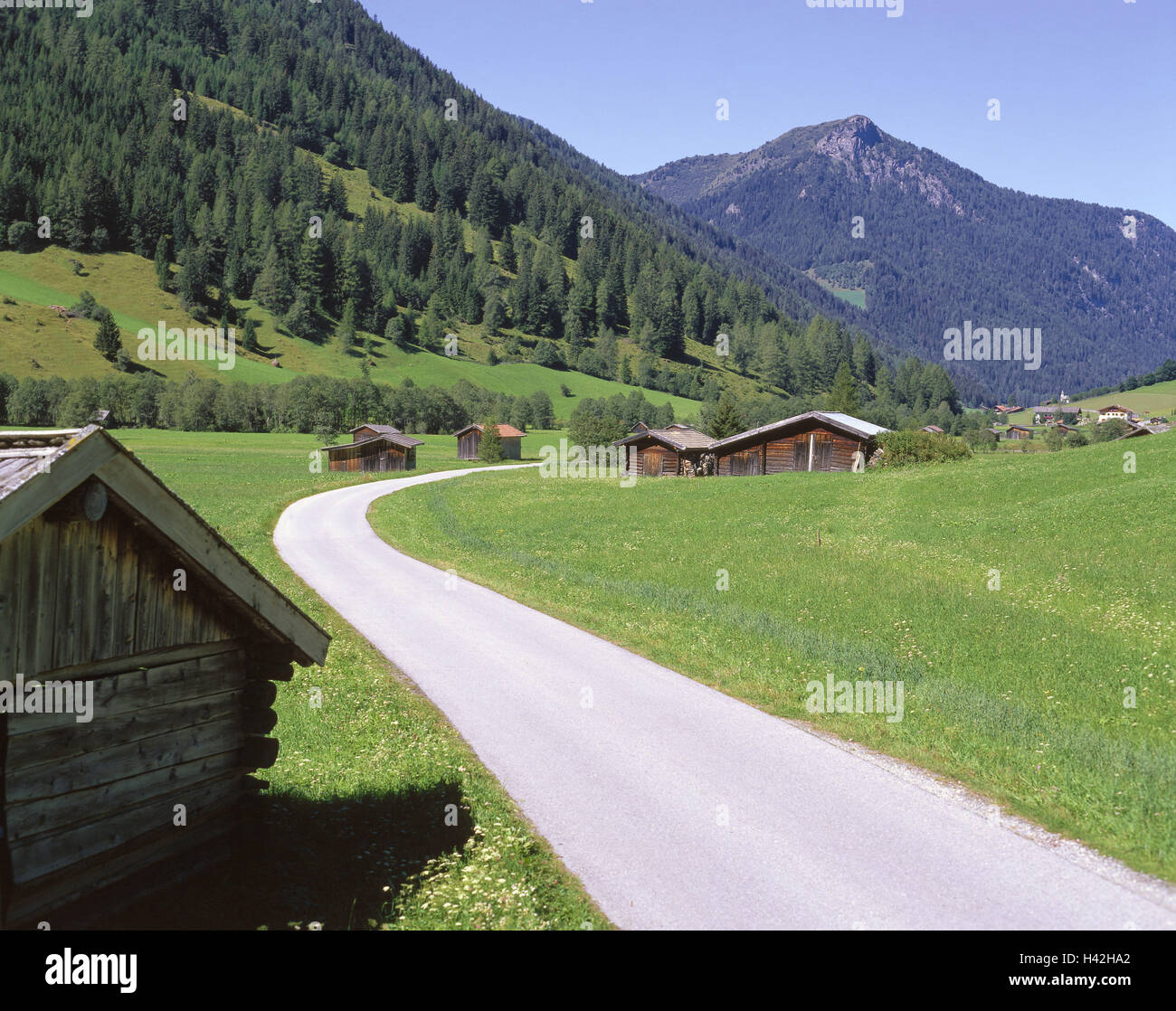 Österreich, Tirol, Valsertal, Berglandschaft, Straße, Heu-Hütte, Europa ...