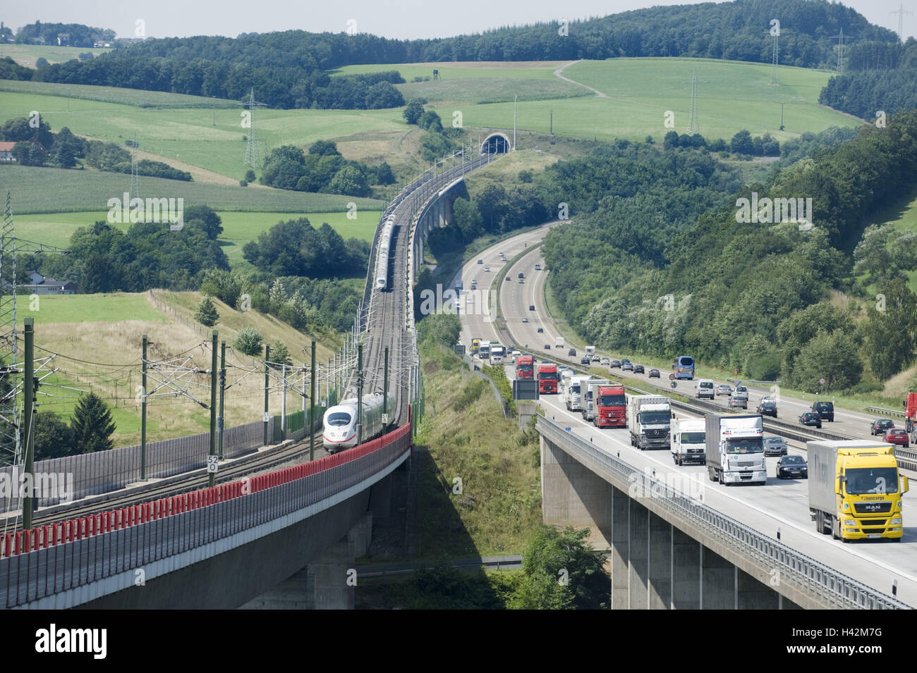 Deutschland Zug und Autobahn Stockfotos und -bilder Kaufen - Alamy