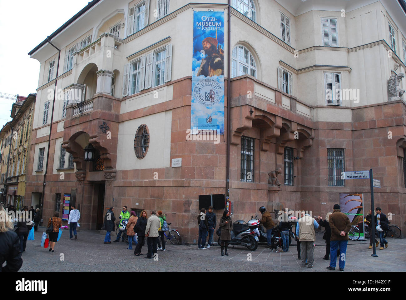 ötzi, museum bozen -Fotos und -Bildmaterial in hoher Auflösung – Alamy