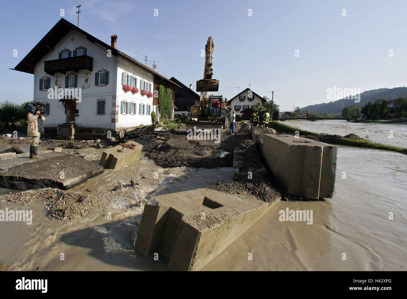 Deutschland, Bayern, Eschenlohe, Fluss Loisach, Hochwasser, Skyline, Häuser, Schranken, Warehed ...