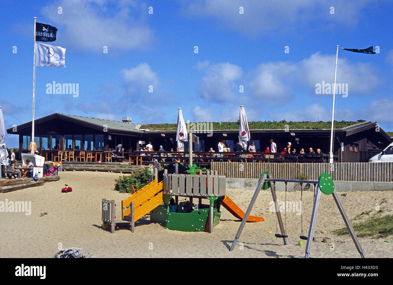 Deutschland, Sylt, Rantum, Strandbar, Kinderspielplatz, Sommer ...