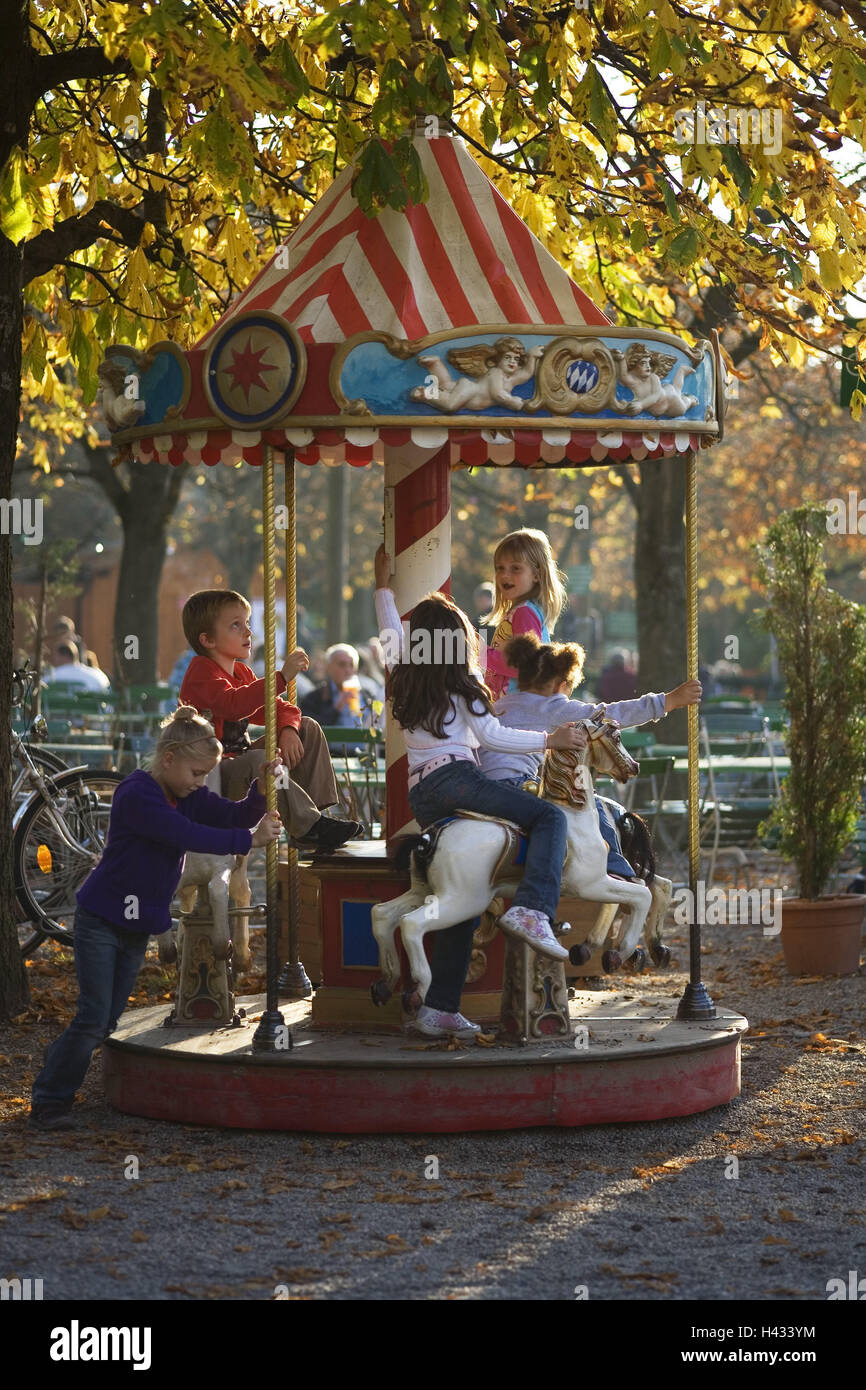 Kinder Karussell, Kinder, spielen Stockfotografie - Alamy