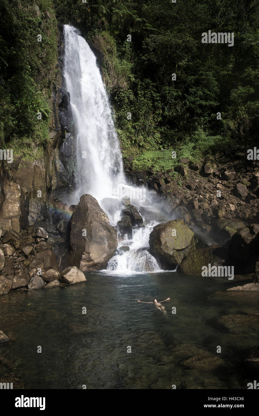 Baden im pool -Fotos und -Bildmaterial in hoher Auflösung – Alamy