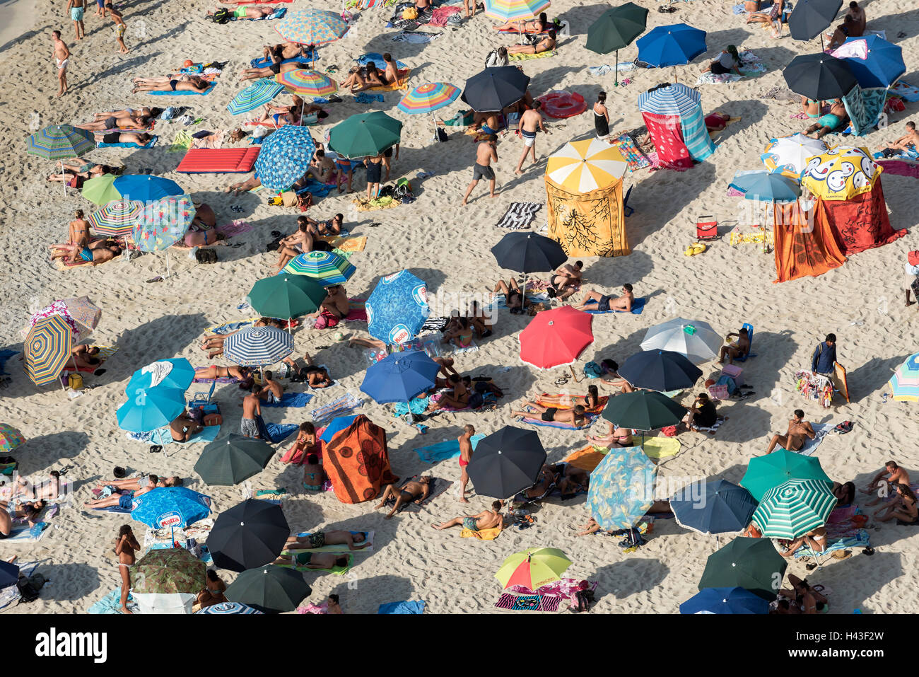 Badestrand menschen masse italien -Fotos und -Bildmaterial in hoher ...