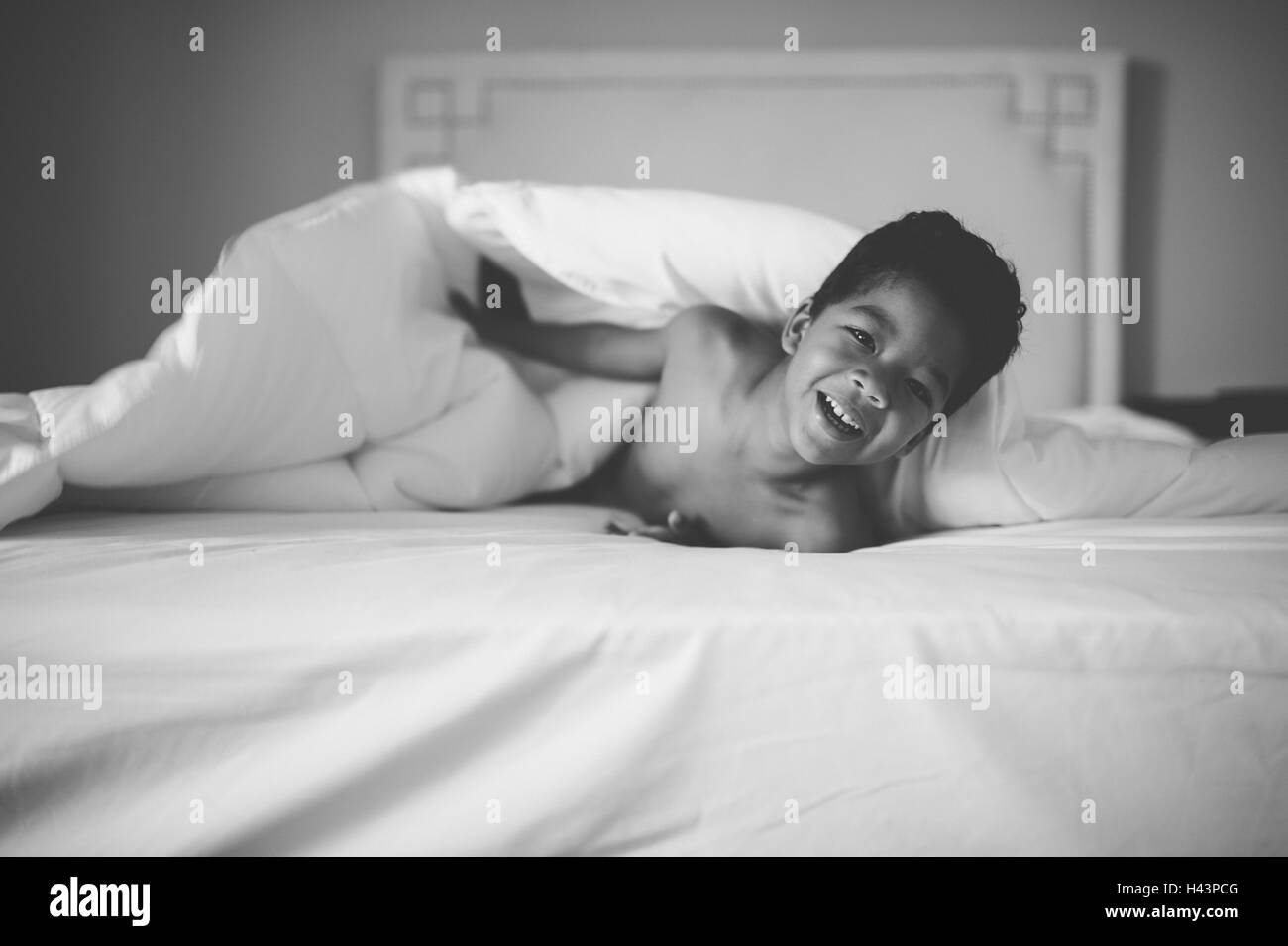 Junge liegend auf dem bett Schwarzweiß-Stockfotos und -bilder - Alamy