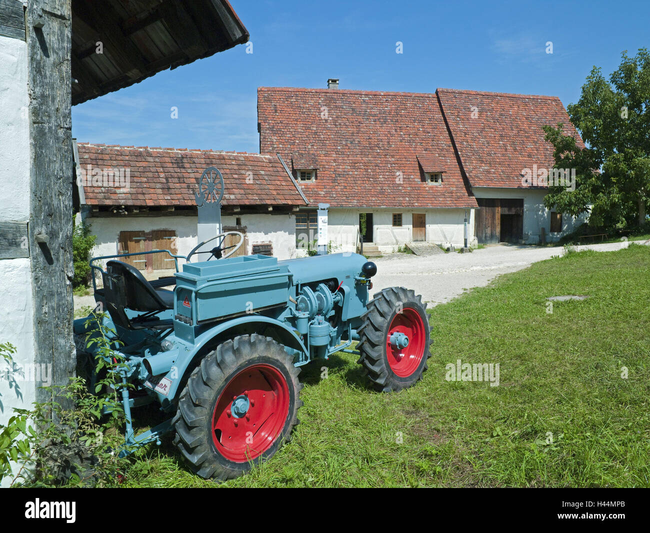 Deutschland, Baden-Wurttemberg, Beuren, Freilichtmuseum, Scheune, Traktor, Firstständerscheuer ...
