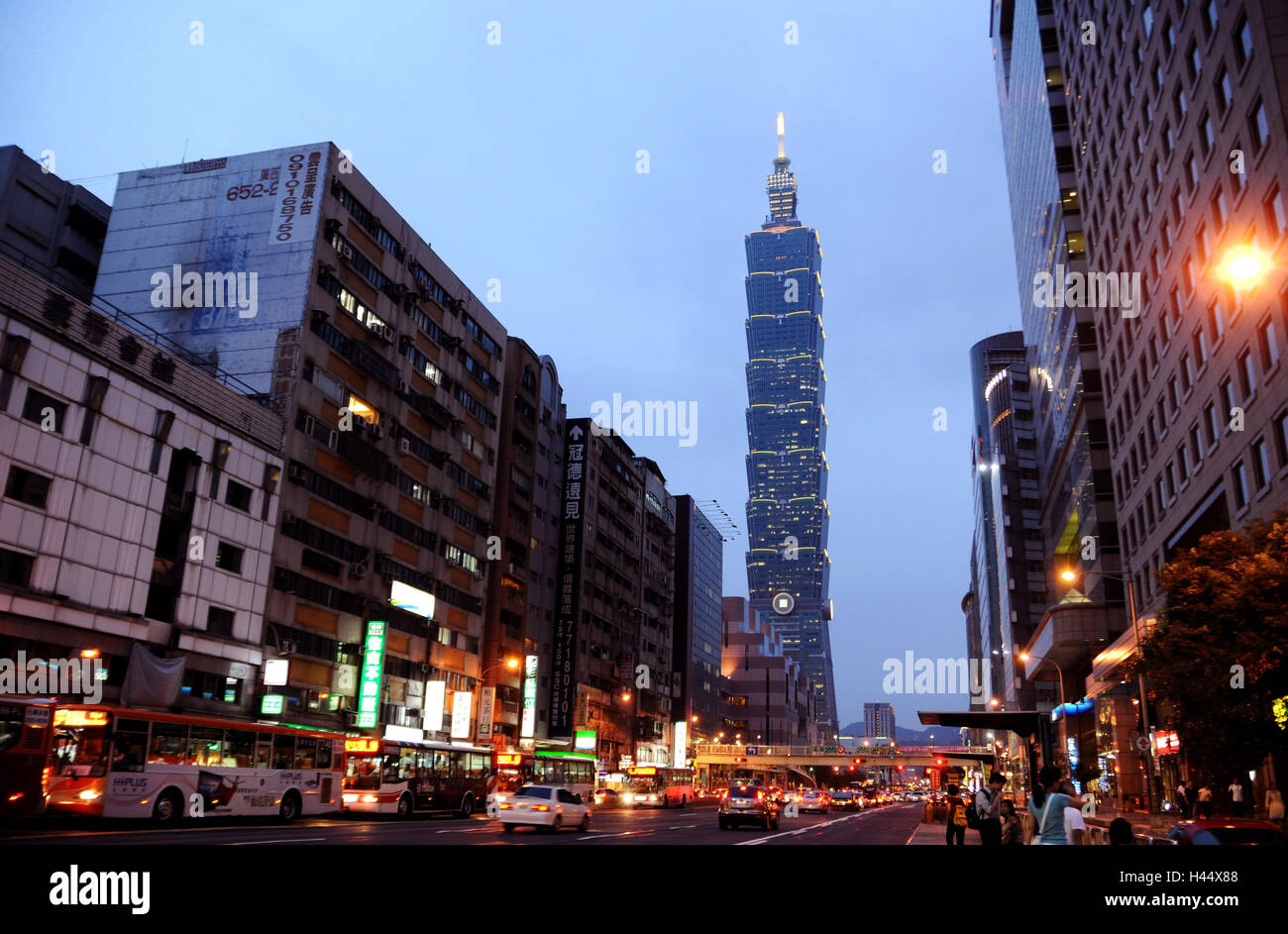 Taipei 101 Turm, Wolkenkratzer, Straße, Abend, Taipeh, Taiwan Stockfotografie - Alamy