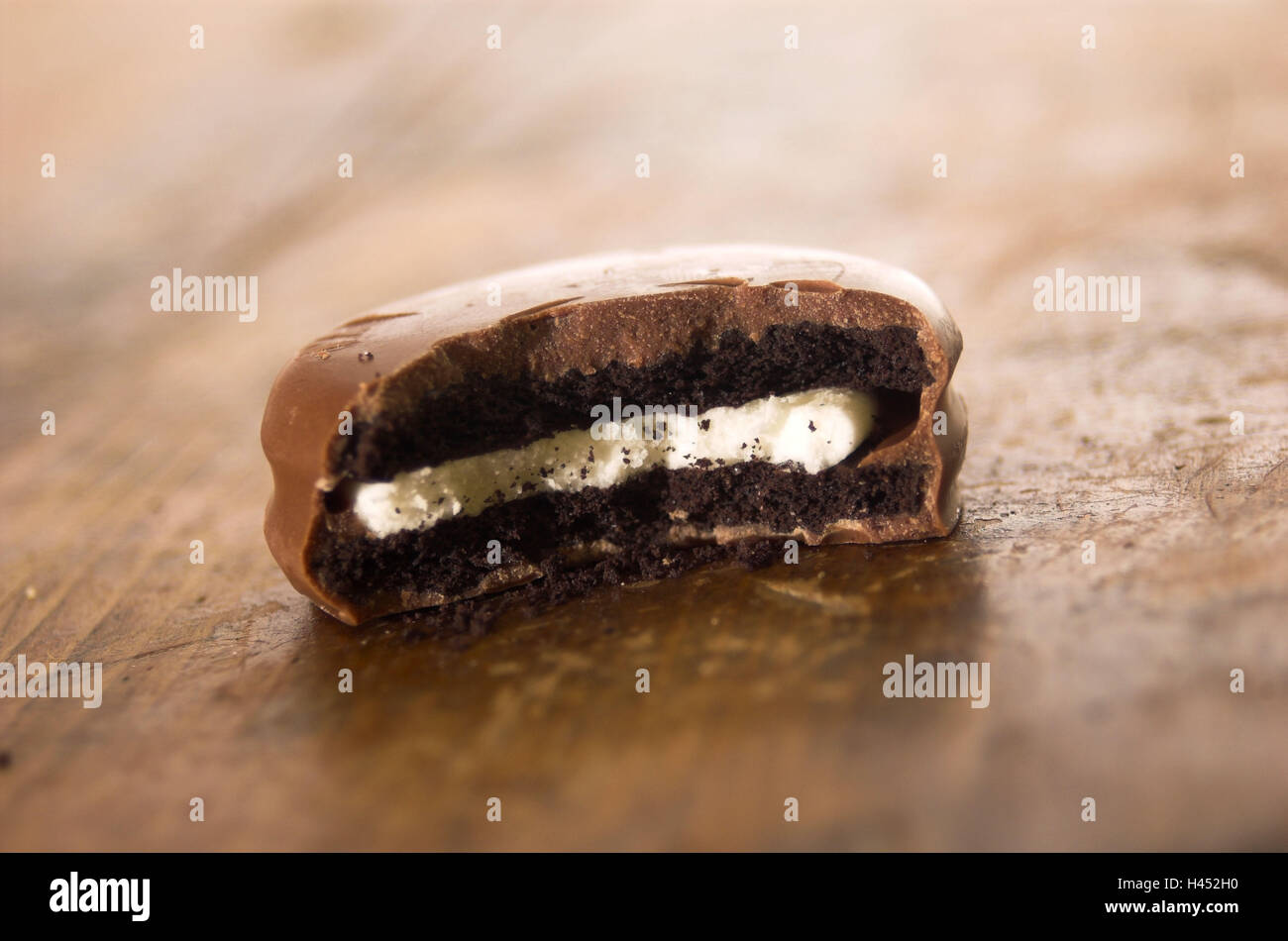 Gebissener keks -Fotos und -Bildmaterial in hoher Auflösung – Alamy