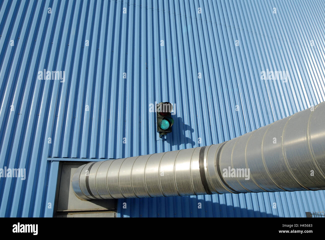 Industriegebäude, Wellblech-Fassade, Entlüftungsrohr, Ampel ...