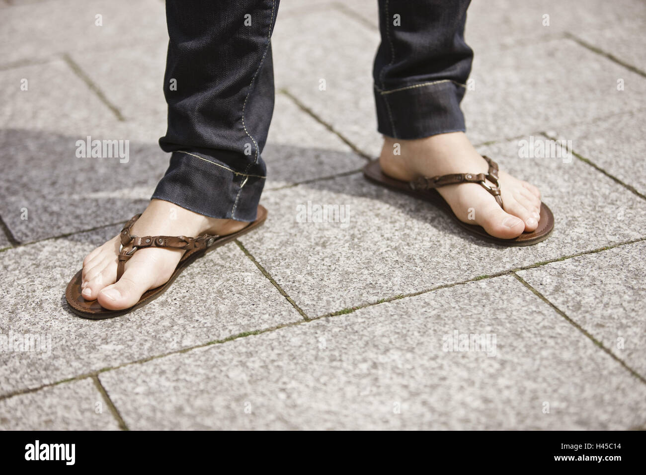 Füße flip flops -Fotos und -Bildmaterial in hoher Auflösung – Alamy
