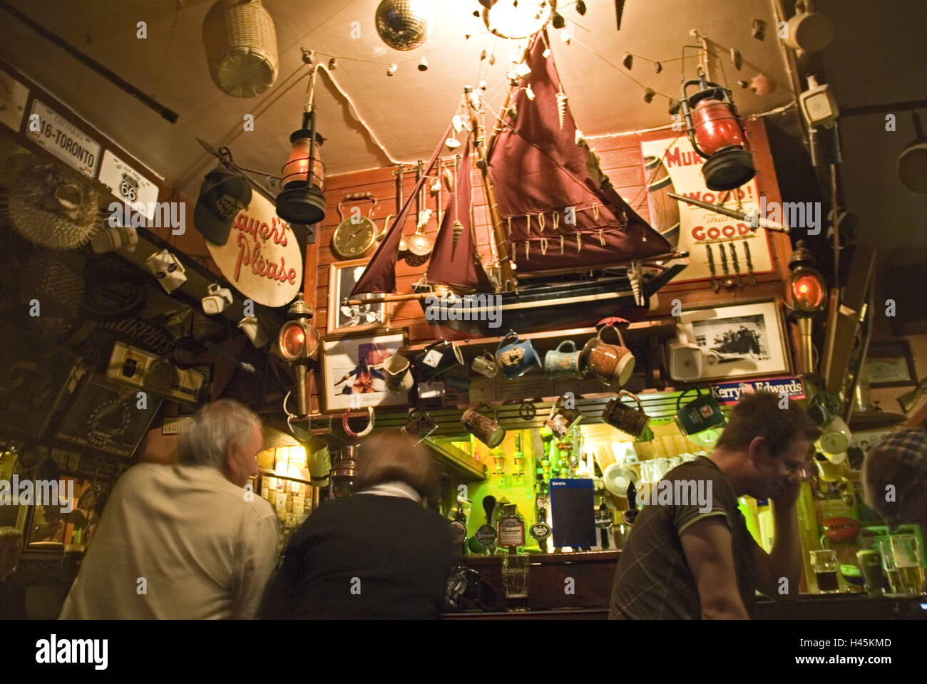 Gäste an der theke der bar -Fotos und -Bildmaterial in hoher Auflösung ...