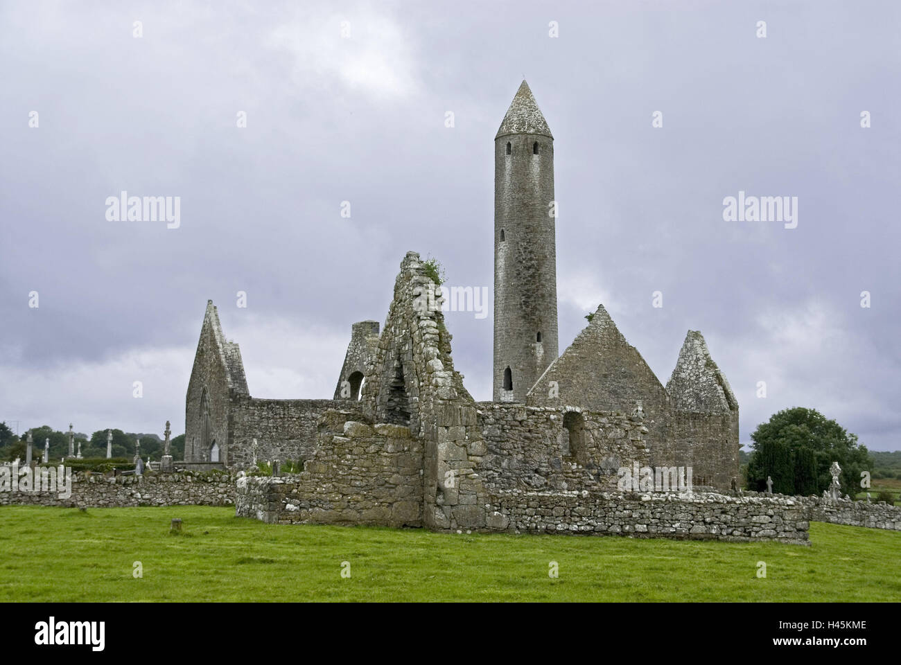 Kilmacduagh round tower galway ireland -Fotos und -Bildmaterial in ...