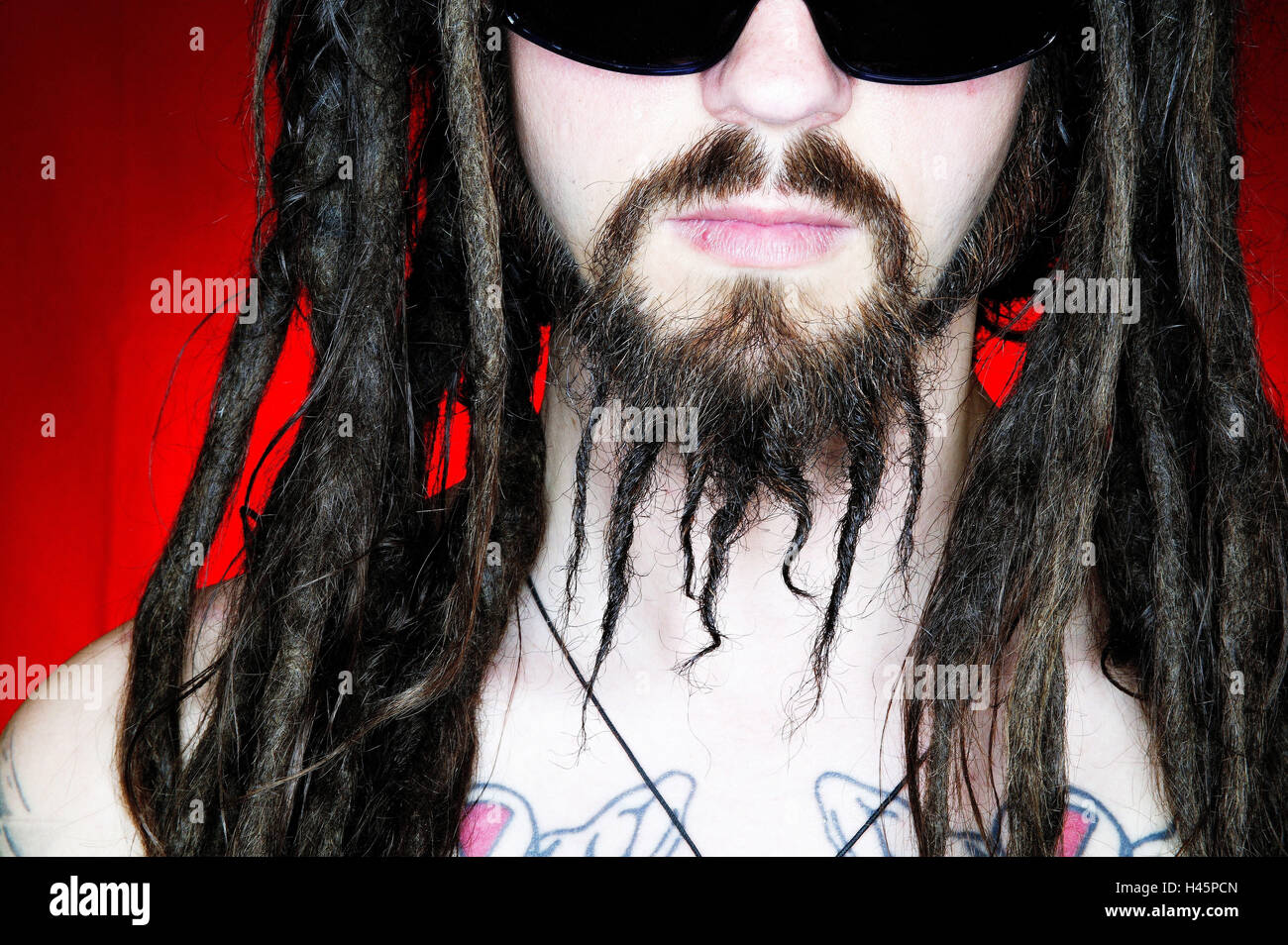 Mann, Bart, Dreadlocks, Sonne Glas,, ernst, obere Körper frei, tattoos ...