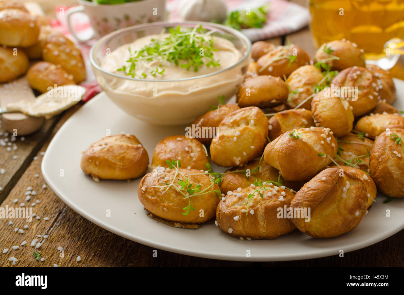 Brezel rollt hausgemacht, Käse-Dip von Cheddar mit Bier und Senf ...