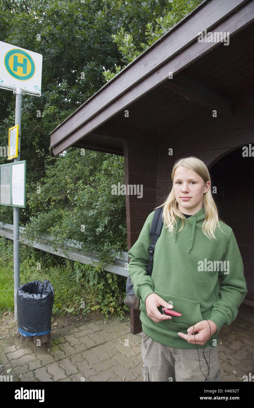 Lange warten bushaltestelle -Fotos und -Bildmaterial in hoher Auflösung ...