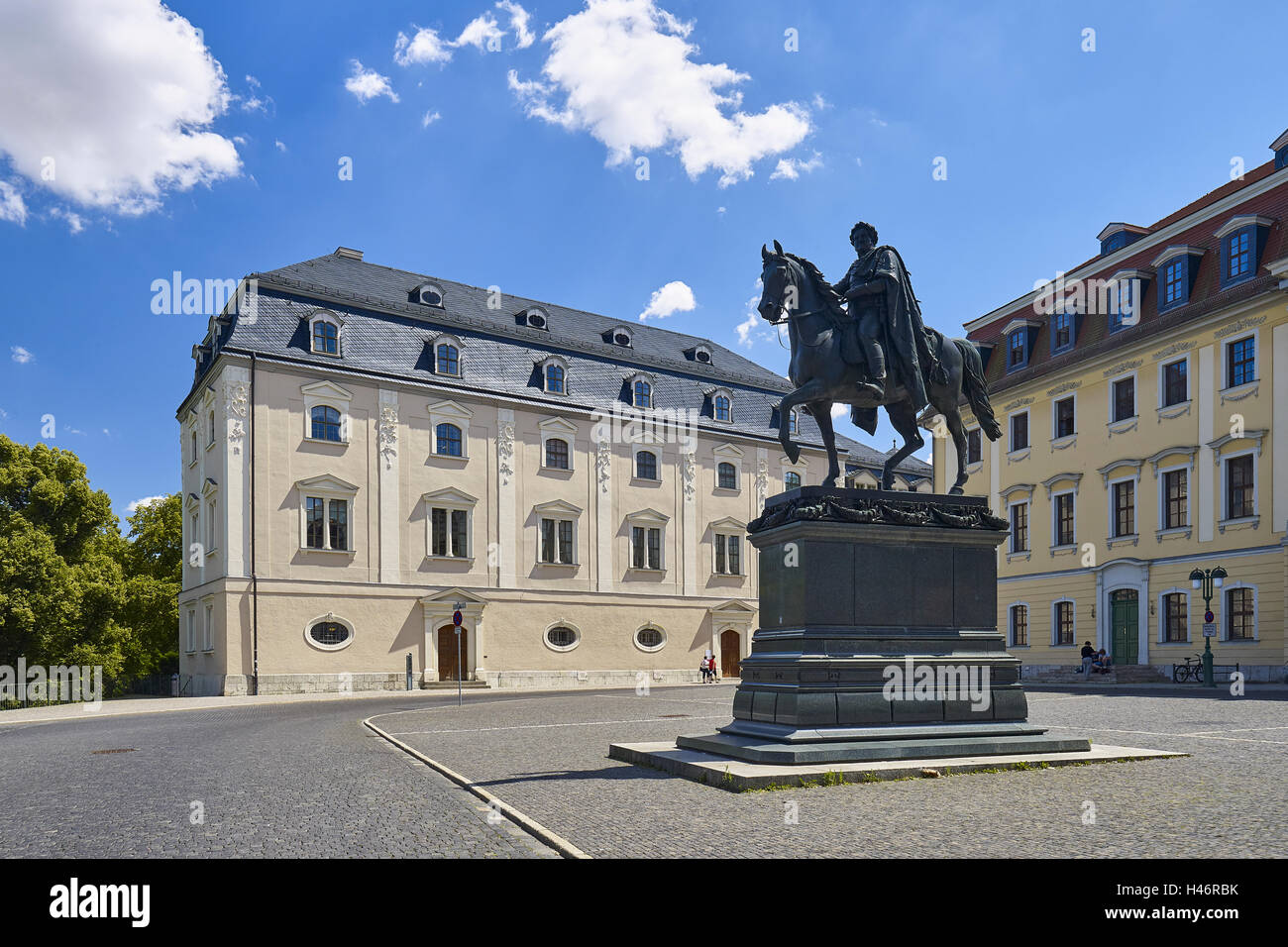 Herzogin Anna Amalia Library und Carl-August-Denkmal vor der ...