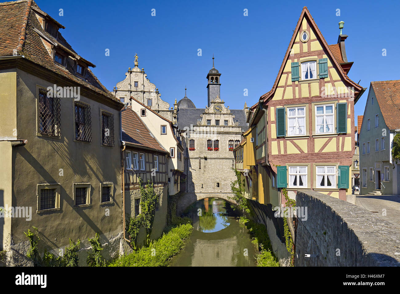 Brücke-Rathaus und Malerwinkelhaus in Marktbreit am Main, Unterfranken ...