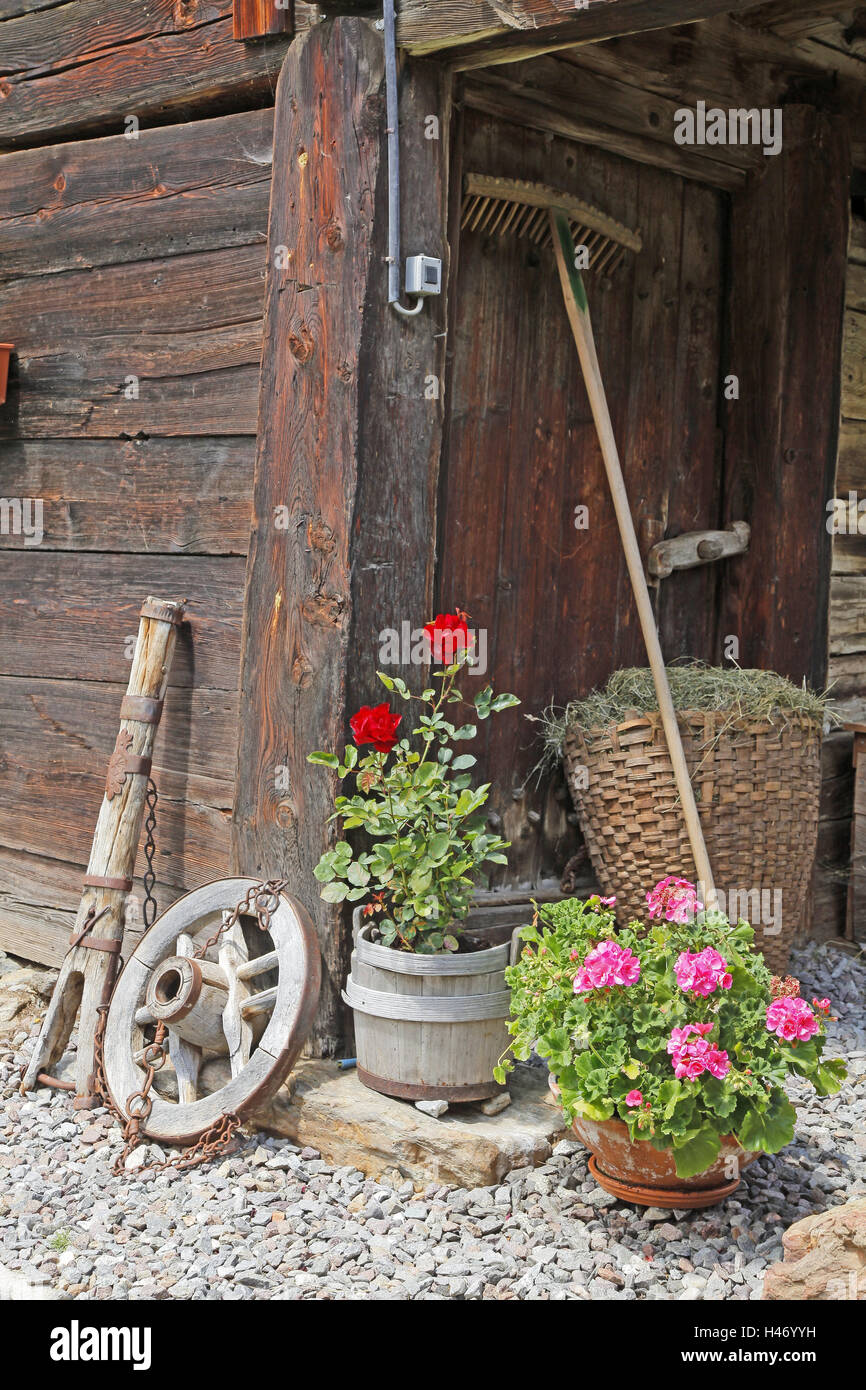 Holzhaus, Rechen, Korb, Wagenrad, Landw. Geräte vor alten Holzhaus ...