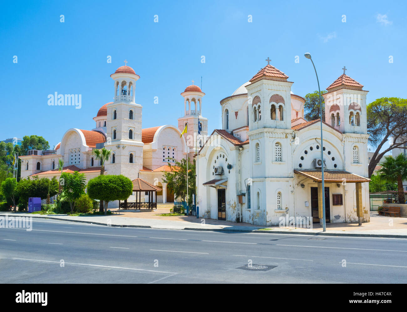 Zwei Ayia Faneromeni Kirchen: moderne Kirchengebäude und alten Höhle ... Zwei Ayia Faneromeni Kirchen: moderne Kirchengebäude und alten Höhle ...