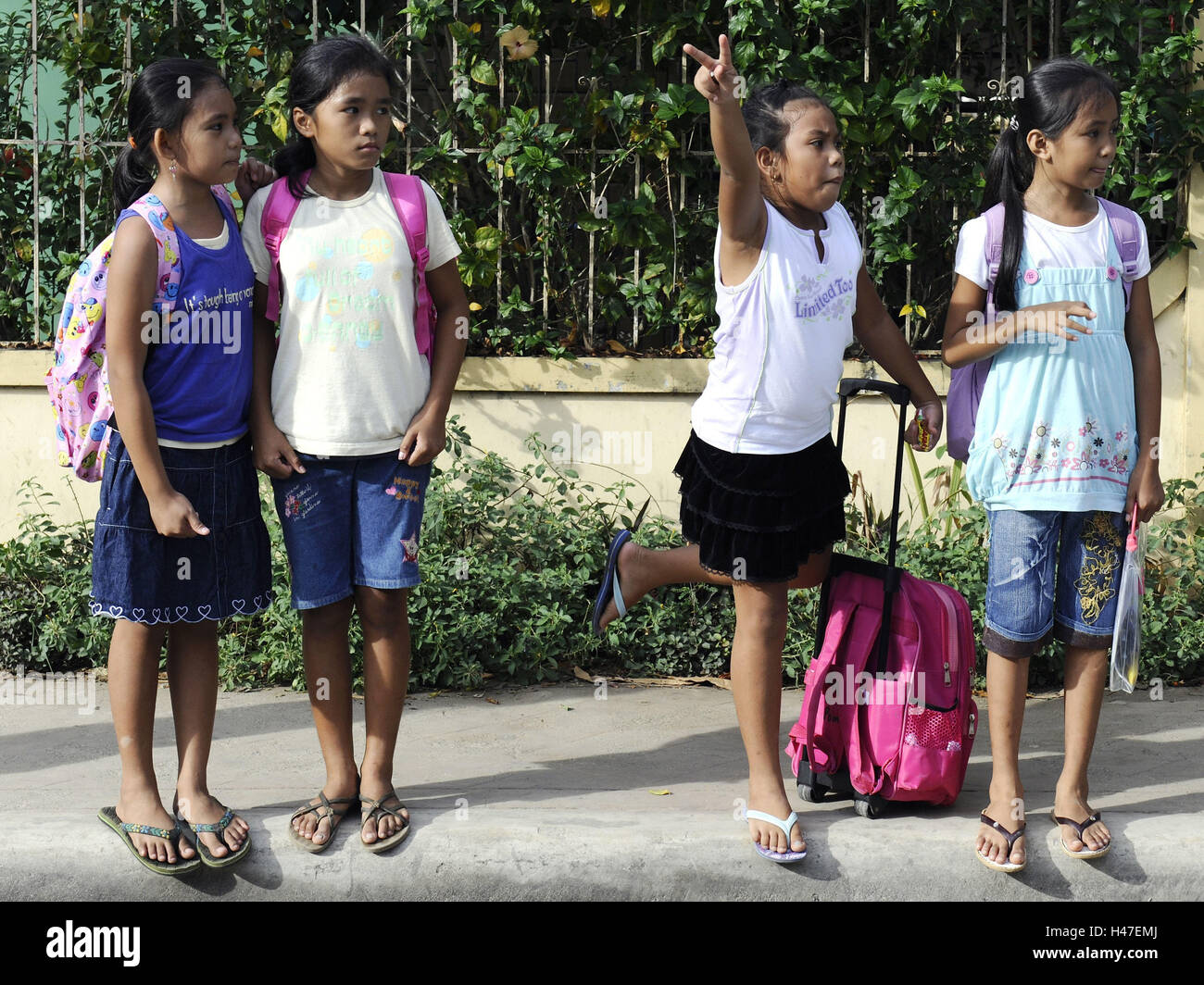Die Philippinen, Straße, Mädchen, stehen, Menschen, Kinder, Rucksack ...