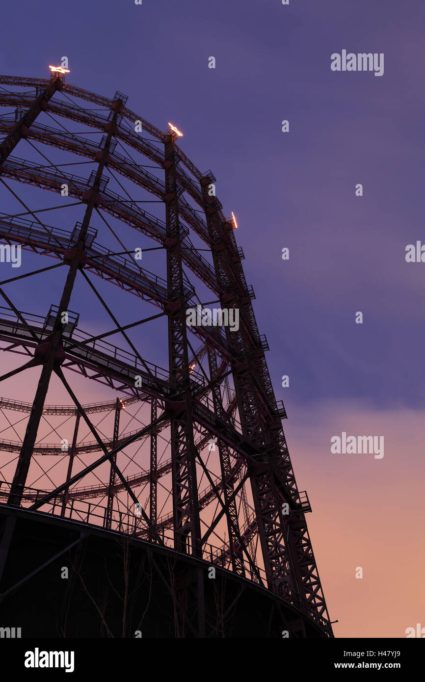 Beleuchtete gasometer bei nacht -Fotos und -Bildmaterial in hoher ...