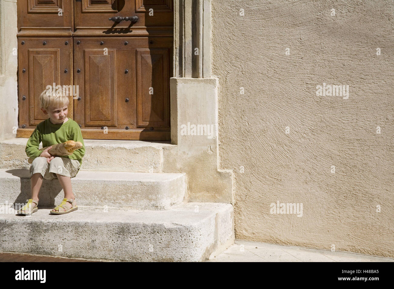 Gebäude, Tür, Treppe, Detail, junge, sitzen, halten Baguette, Menschen ...