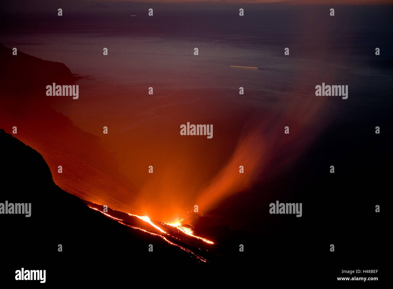 Vulkanausbruch von stromboli -Fotos und -Bildmaterial in hoher Auflösung – Alamy