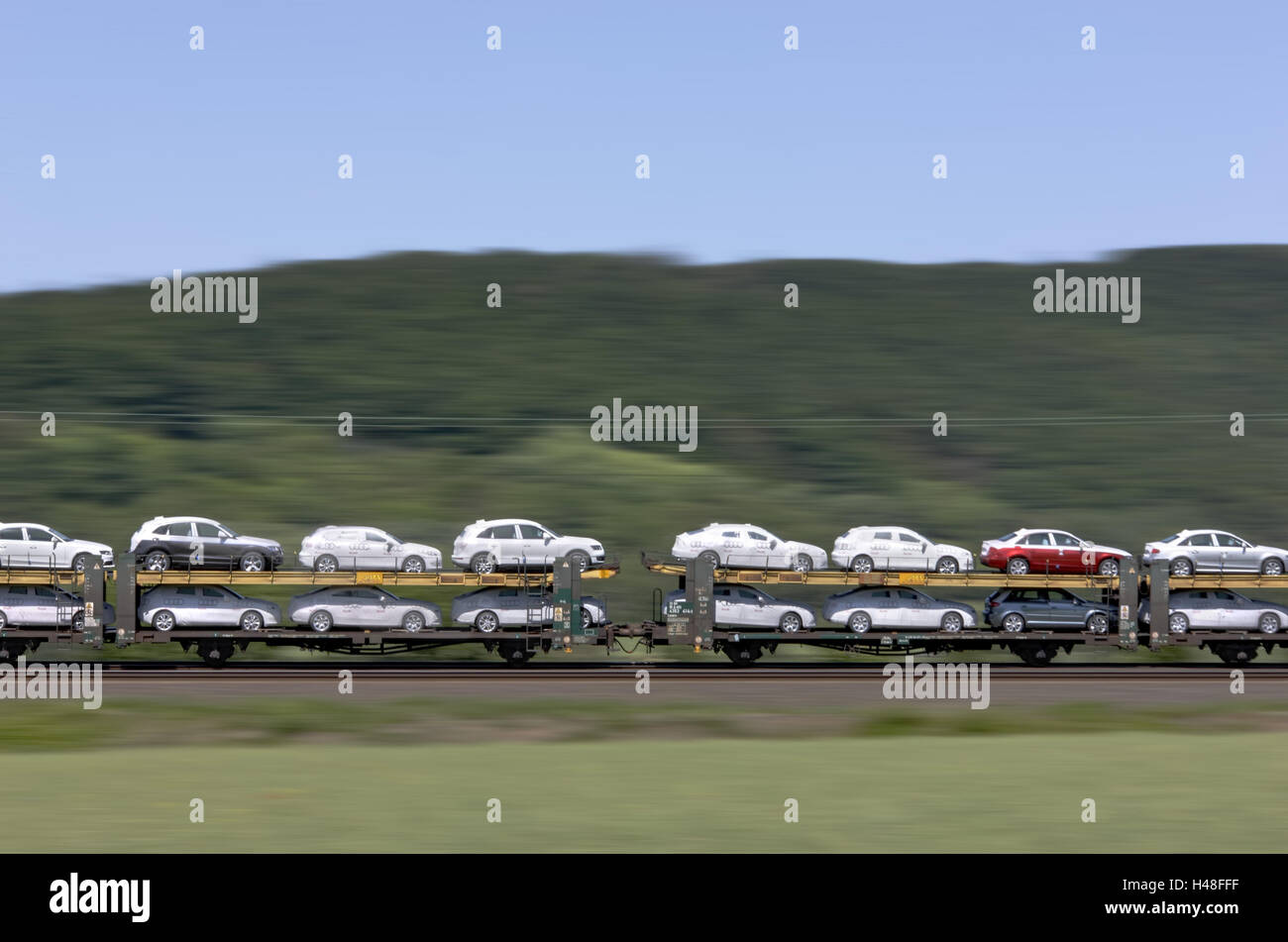 Personenzug mit pkw transport -Fotos und -Bildmaterial in hoher ...