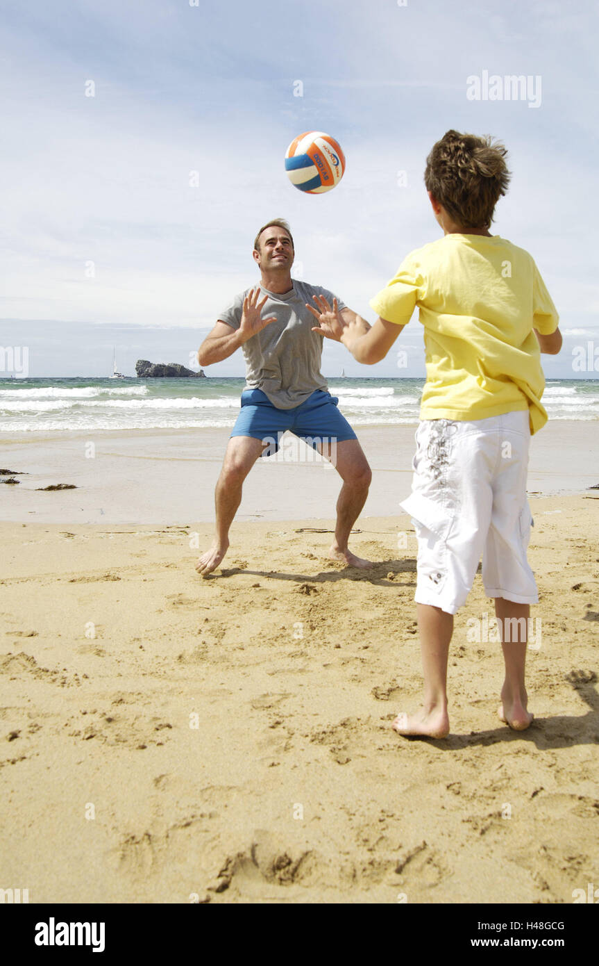Strandball spielen -Fotos und -Bildmaterial in hoher Auflösung – Alamy