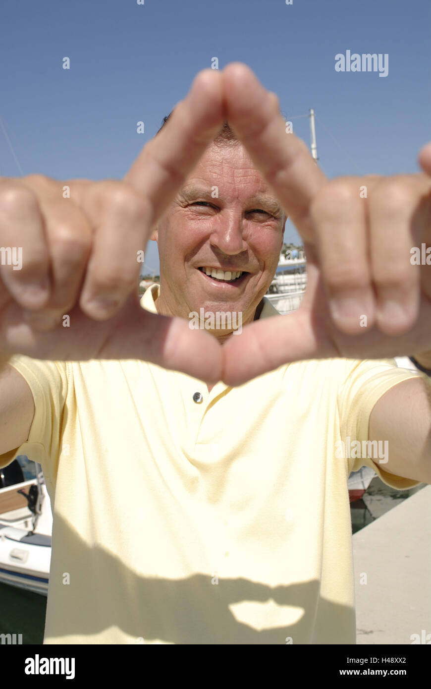 Mittelfinger zeigen mann -Fotos und -Bildmaterial in hoher Auflösung ...