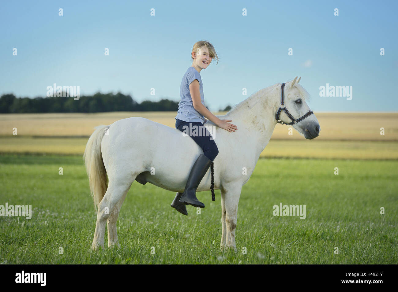Armless girl -Fotos und -Bildmaterial in hoher Auflösung – Alamy