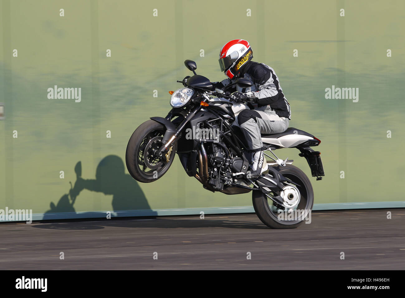 Wheelie motorcycle -Fotos und -Bildmaterial in hoher Auflösung – Alamy