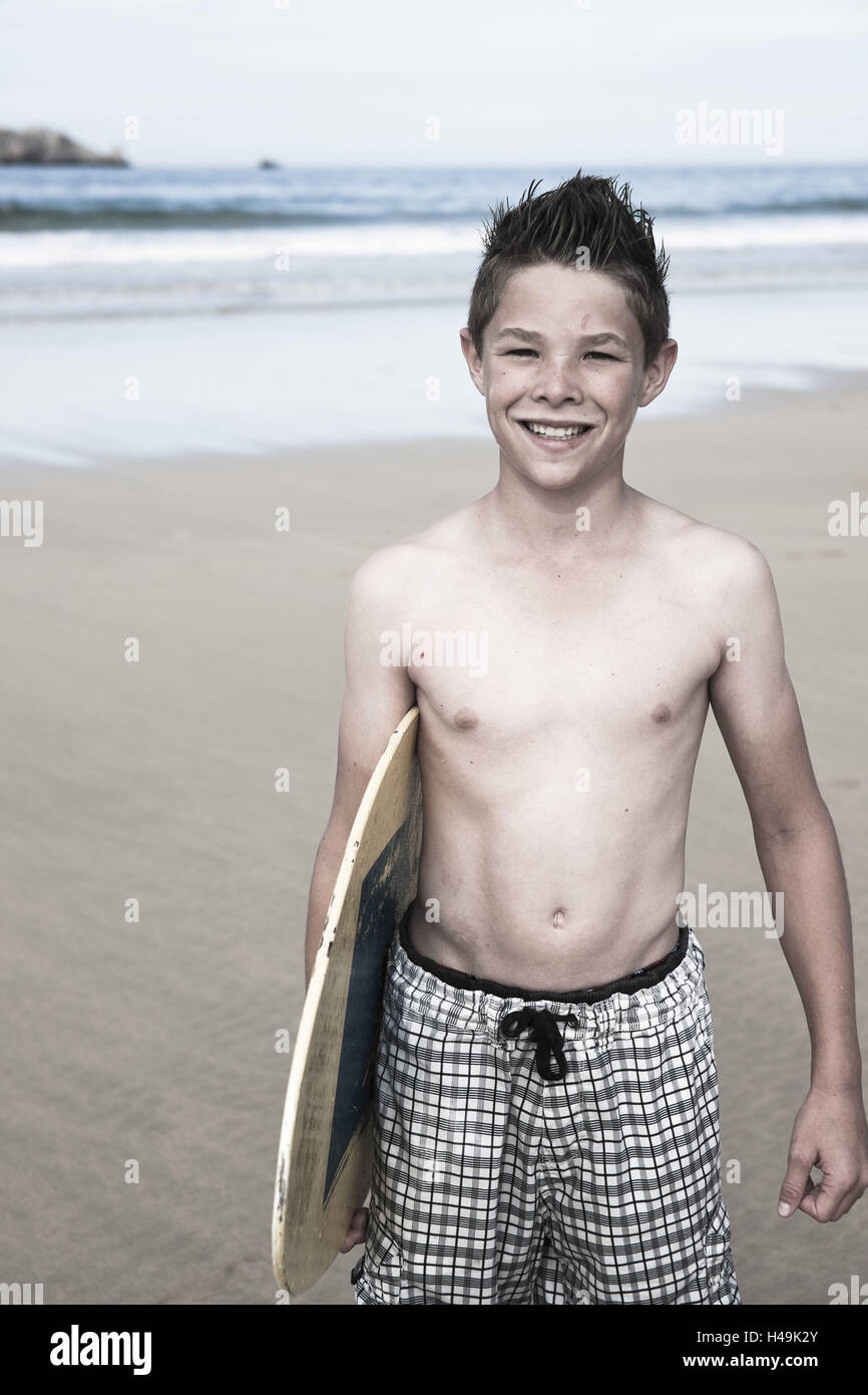 Junge 14 jahre ist am strand -Fotos und -Bildmaterial in hoher ...