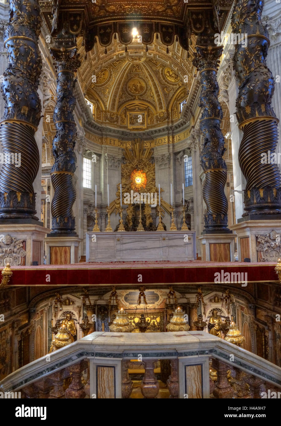 Petersdom, innen geschossen, Berninis Cathedra von Peter, Vatikan, Rom ...
