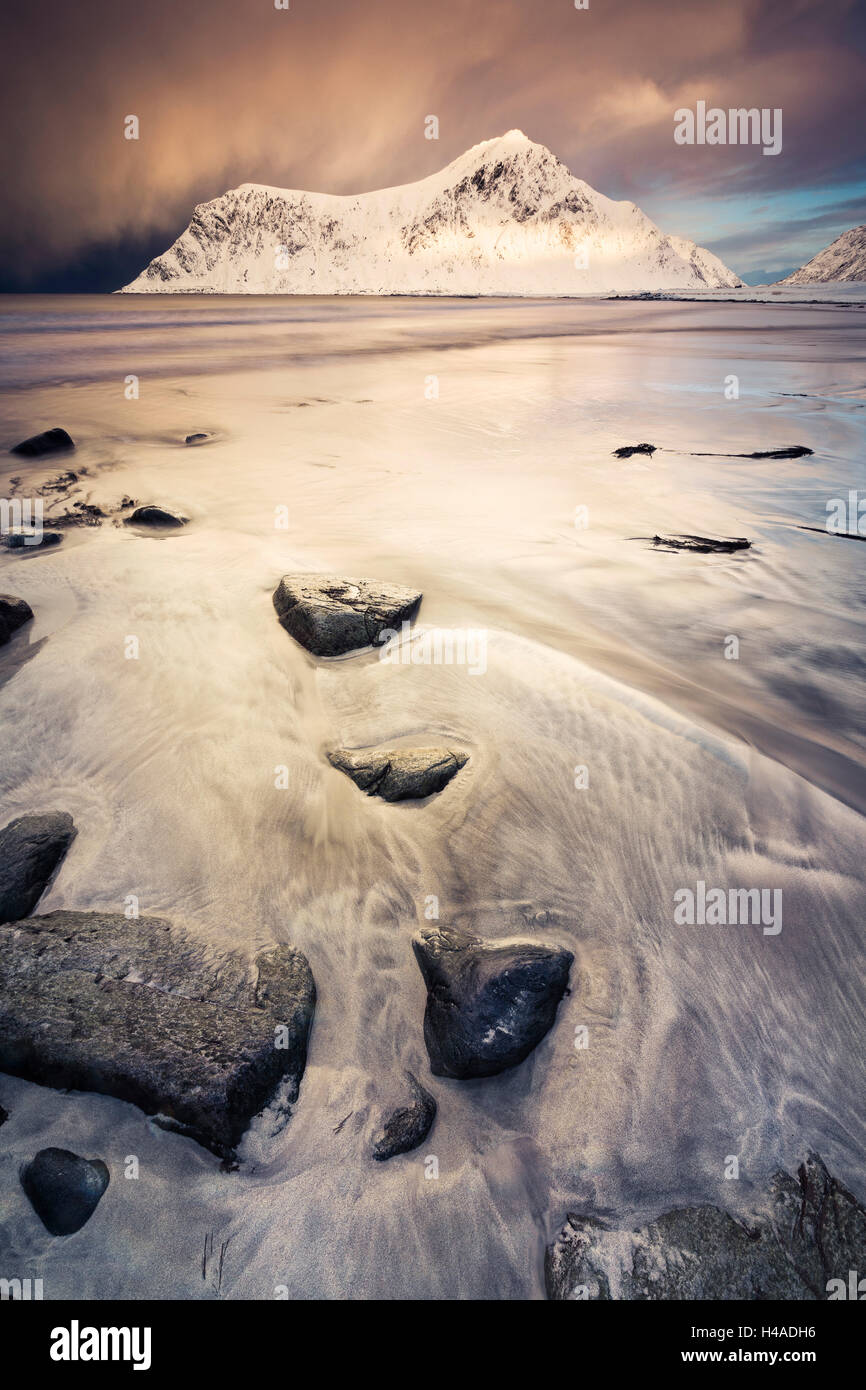 Strand gold sand berge wolken -Fotos und -Bildmaterial in hoher ...
